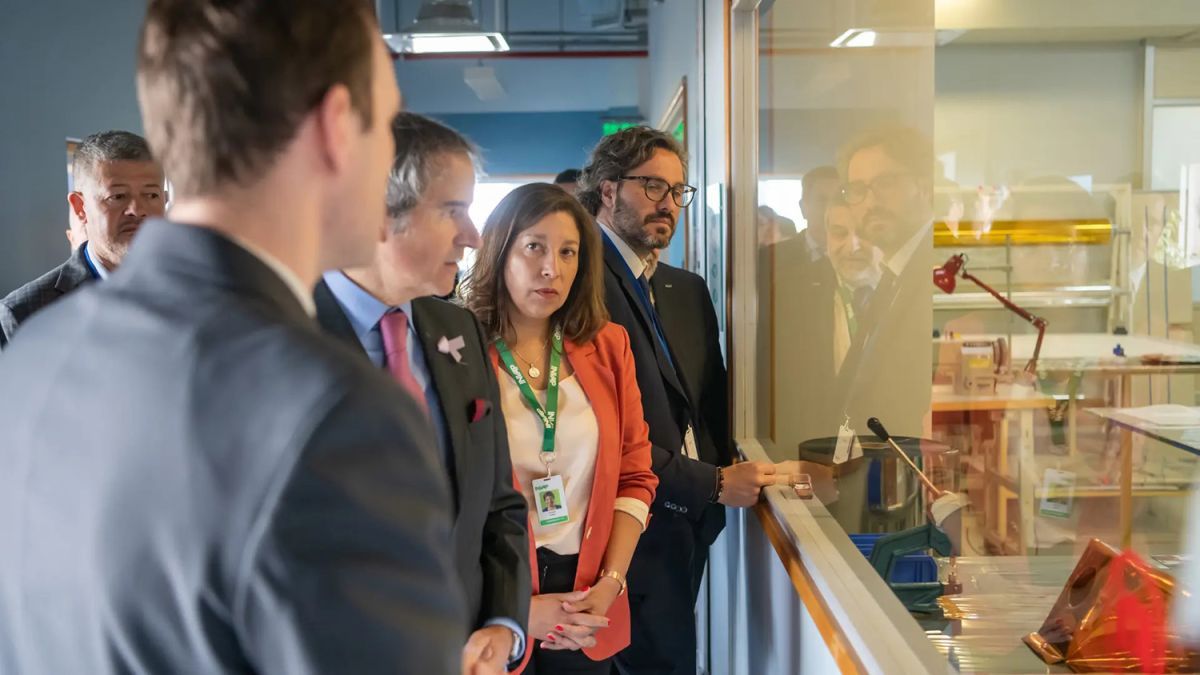 La gobernadora recorrió INVAP junto a Cafiero y el titular de la OIEA ...