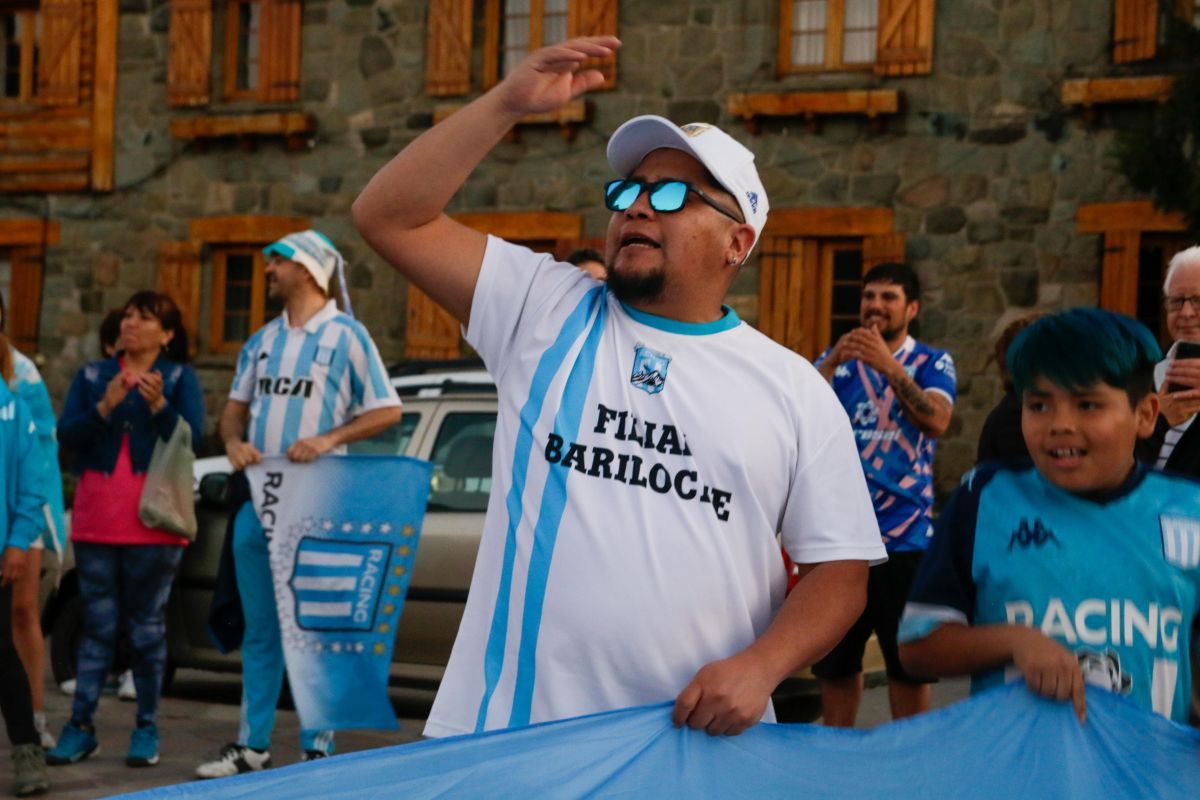 Hinchas de Racing festejaron el Trofeo de Campeones en el Centro Cívico ...
