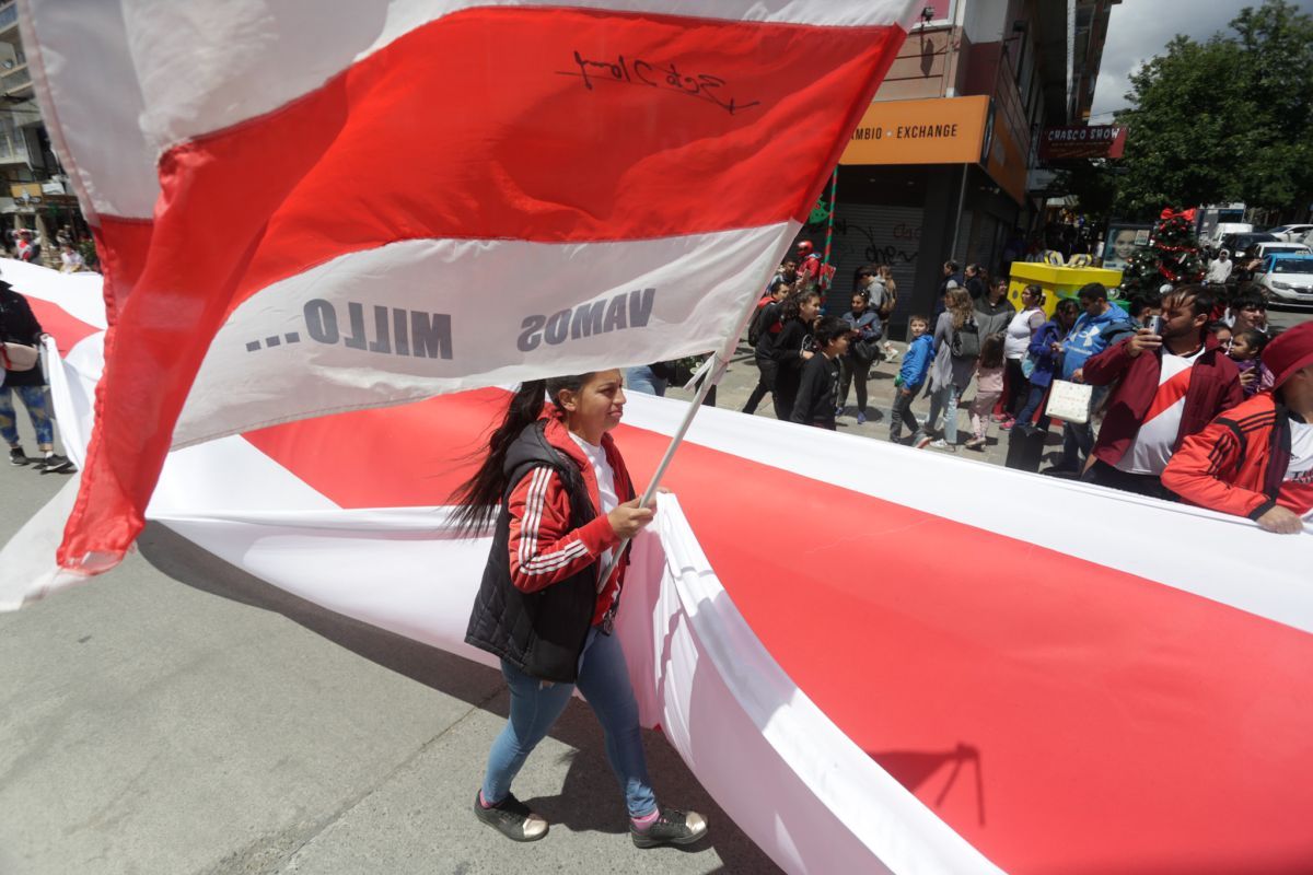 Hinchas de River desplegaron la bandera más grande de la Patagonia ...